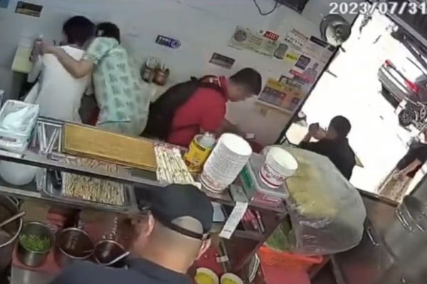 Cctv画面曝光！年轻男子长太帅⚡竟遭到陌生女子「当众强吻」！kiss完后淡定离场！ Nestia 