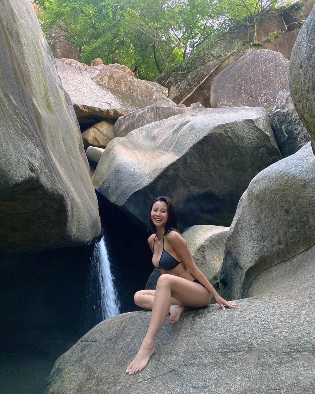 港女野人2｜TVB四大咪神云集斗「胸」狠 胡美贻比坚尼晒两截色心口加蚂蚁腰完胜 | Nestia