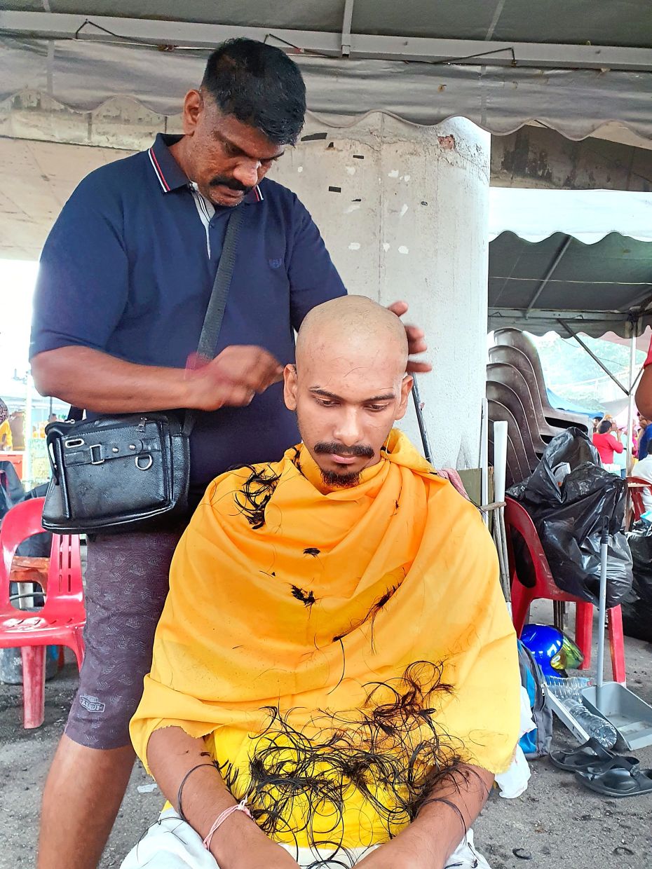 Malaysian barber has shaved heads for 18 years during Thaipusam at Batu ...
