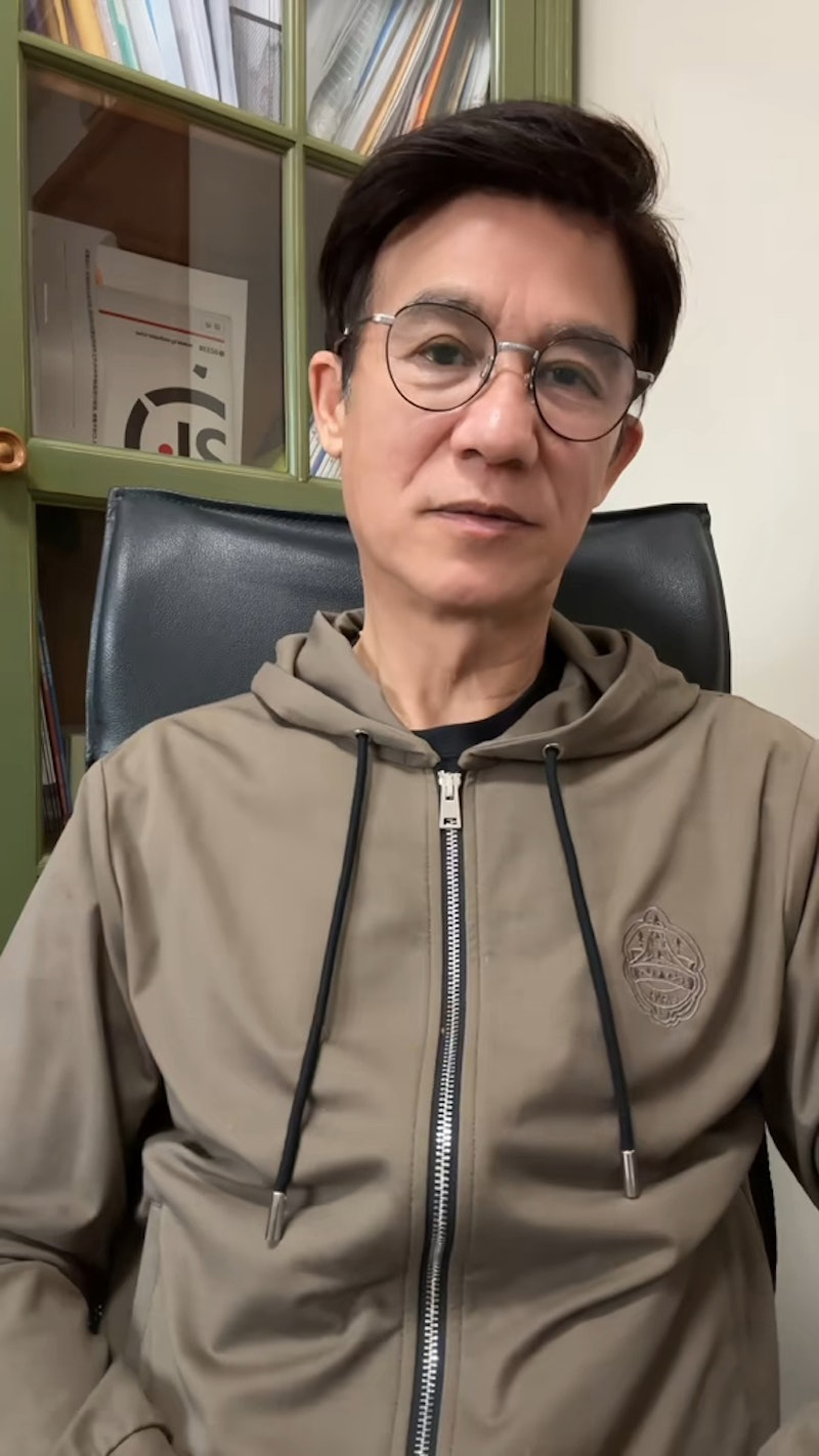 李子雄一度拥浓密黑发 包头巾喝茶被嘲秃头 | Nestia