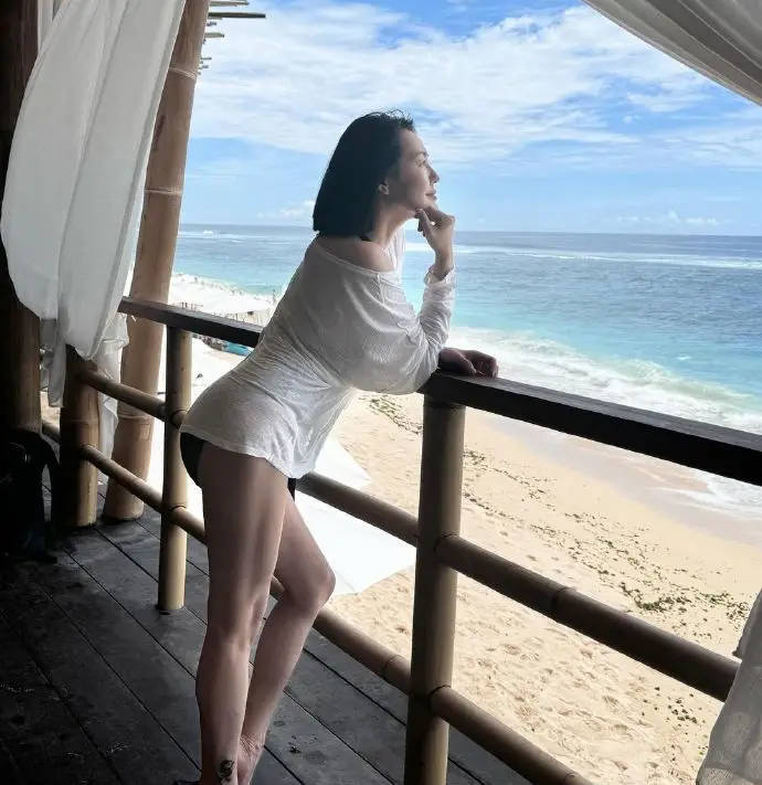 小S晒海边泳装照 自称45岁有点肉还挺性感的 | Nestia