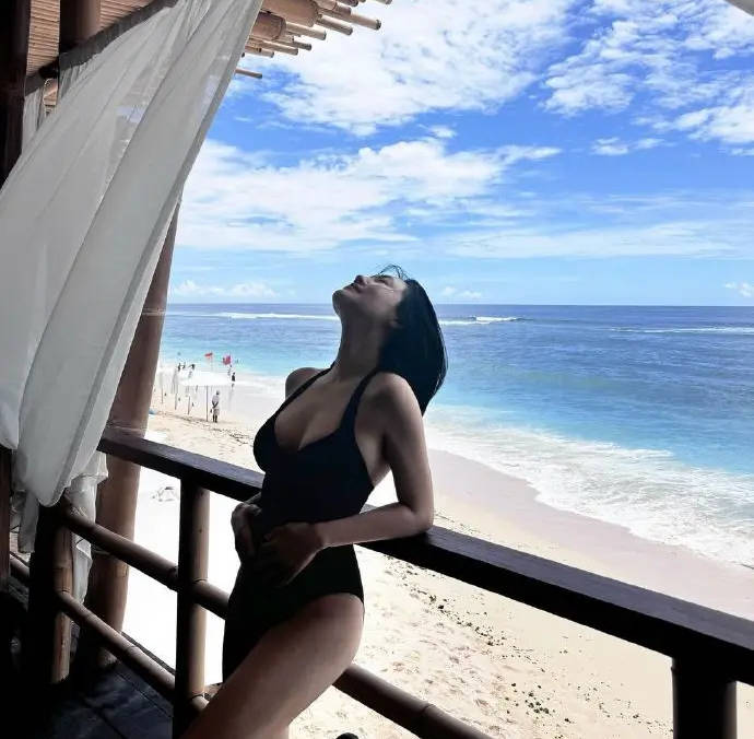 小S晒海边泳装照 自称45岁有点肉还挺性感的 | Nestia