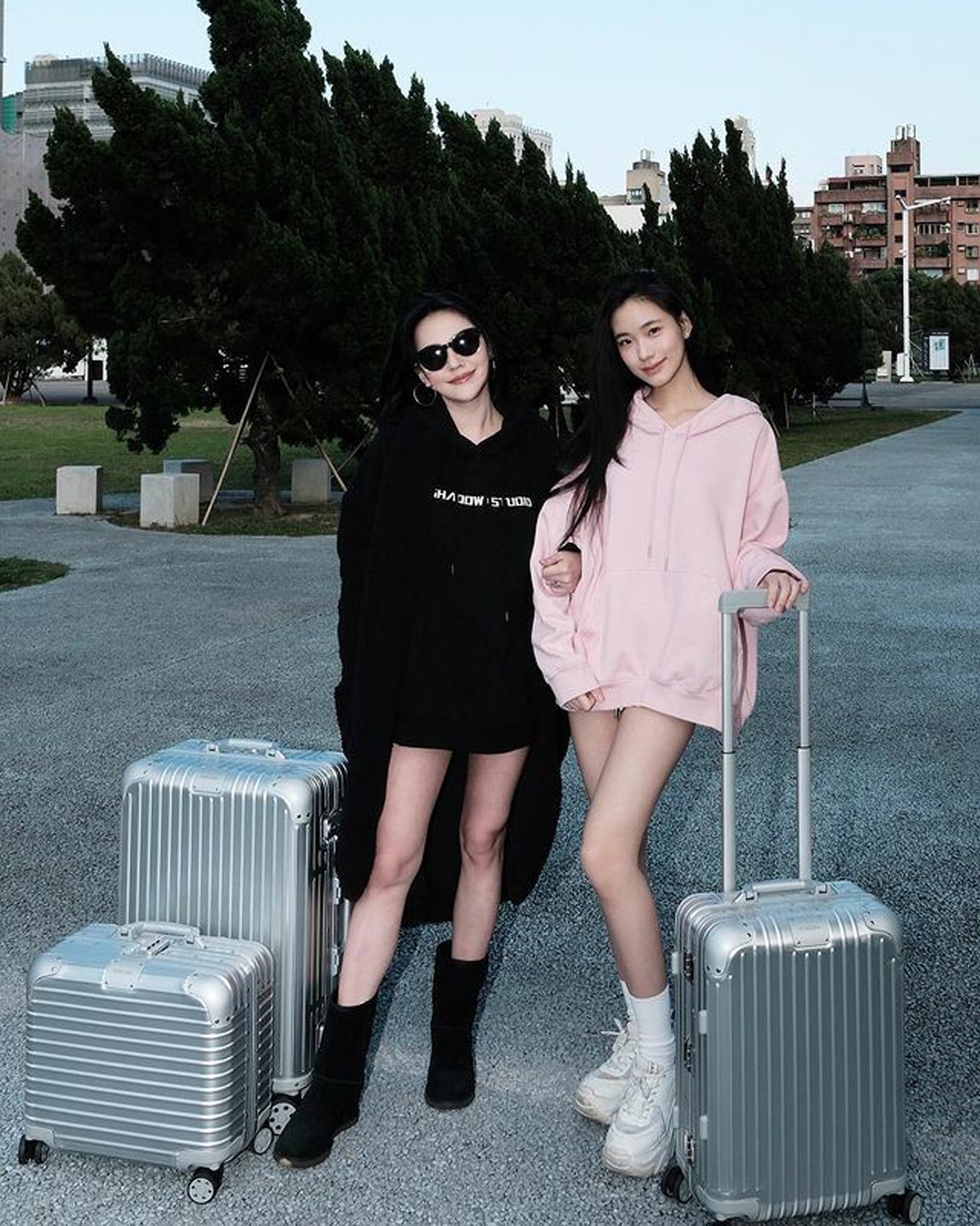 星时尚｜小S合体Lily玩下衣失踪 网赞妈妈比女儿“正” | Nestia