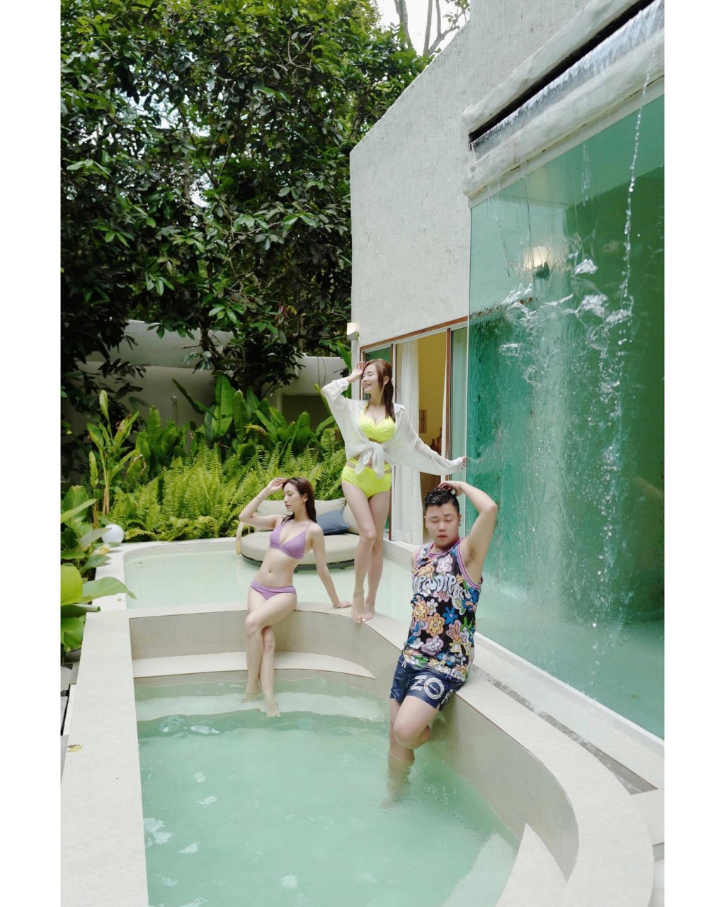 「拜金港姐」蔡嘉欣胞姊三点式晒汹涌上围 惹妹妹妒忌：丰胸500次都唔够嚟 | Nestia