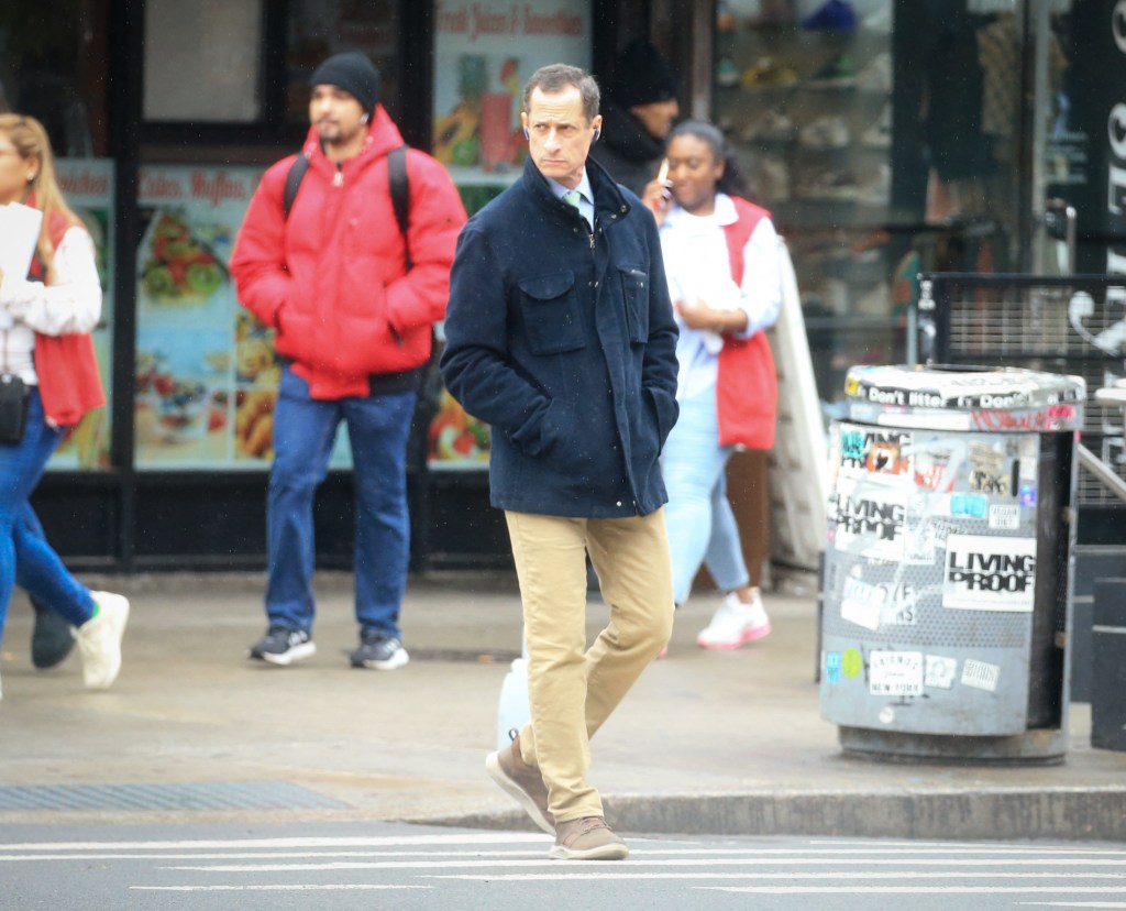 Ex-con whips out Anthony Weiner’s prison typewriter cartridge and puts ...