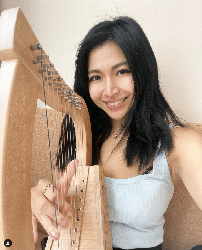 「细龙太」陈思圻大Deep V出海震撼眼球 超高衩设计好危险 遭爆肌勐男包围 | Nestia