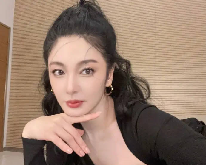 张雨绮晒对镜自拍气场超A 眼神诱人五官能打 | Nestia