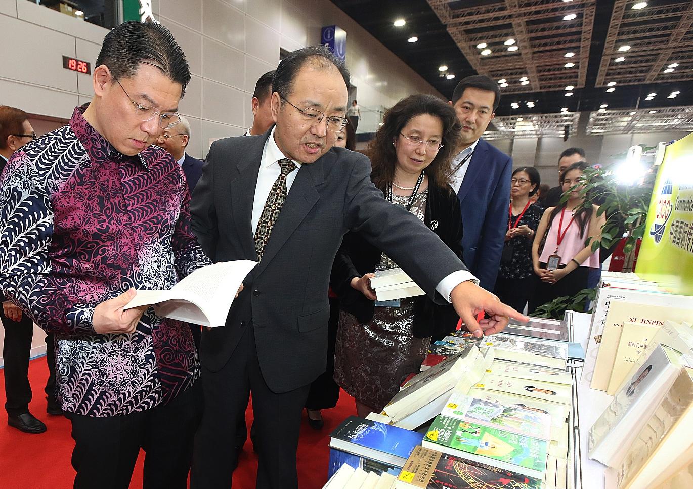 欧阳玉靖大使出席第十八届马来西亚海外华文书市开幕仪式暨大众书局成立100周年庆祝晚宴 | Nestia