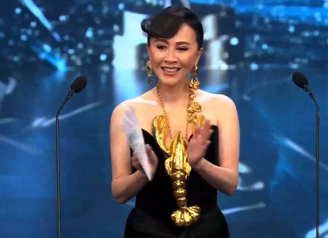 刘嘉玲金像奖颁奖典礼造型曝光 戴金色龙虾超吸睛 | Nestia