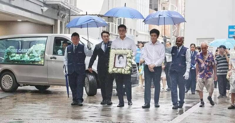 Lee Hsien Yang's sons lead final send-off for Lee Wei Ling | Nestia
