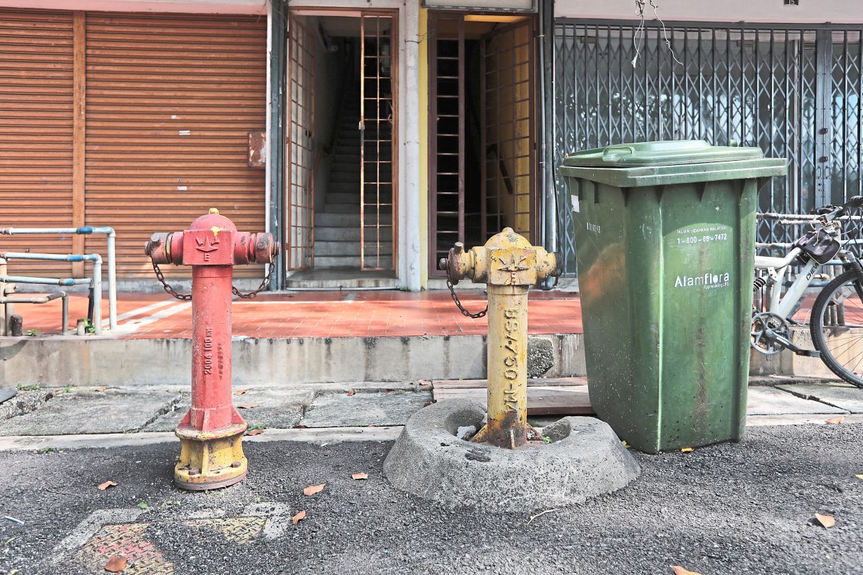 Obstructed lanes, hydrants a threat to safety in KL | Nestia